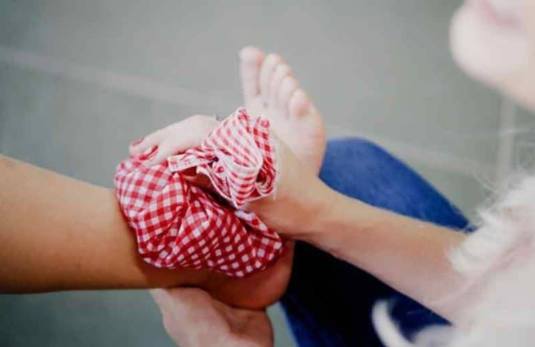 Gonflement des chevilles et des pieds : quelles sont les causes ...